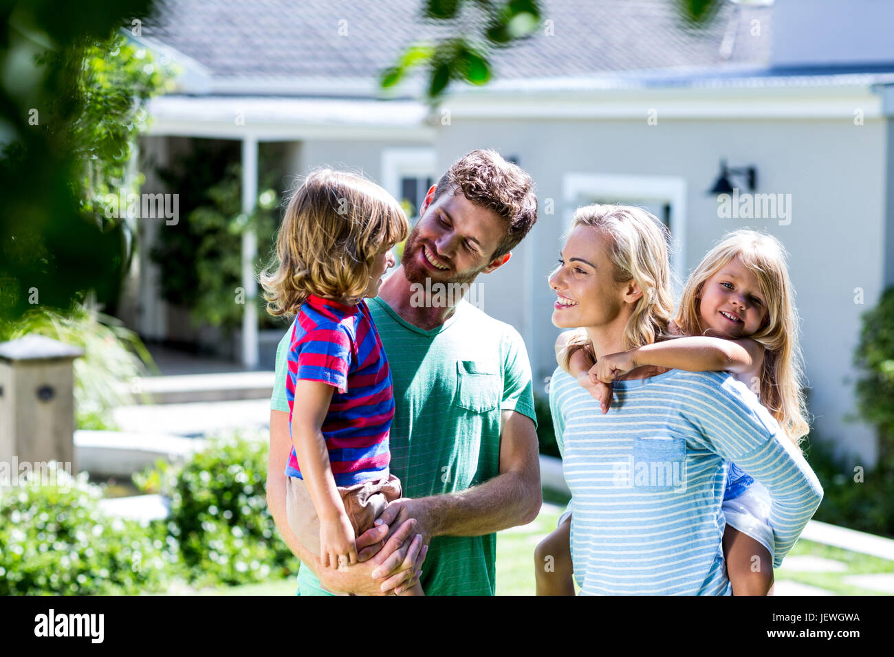 Children in back yard hi-res stock photography and images - Alamy