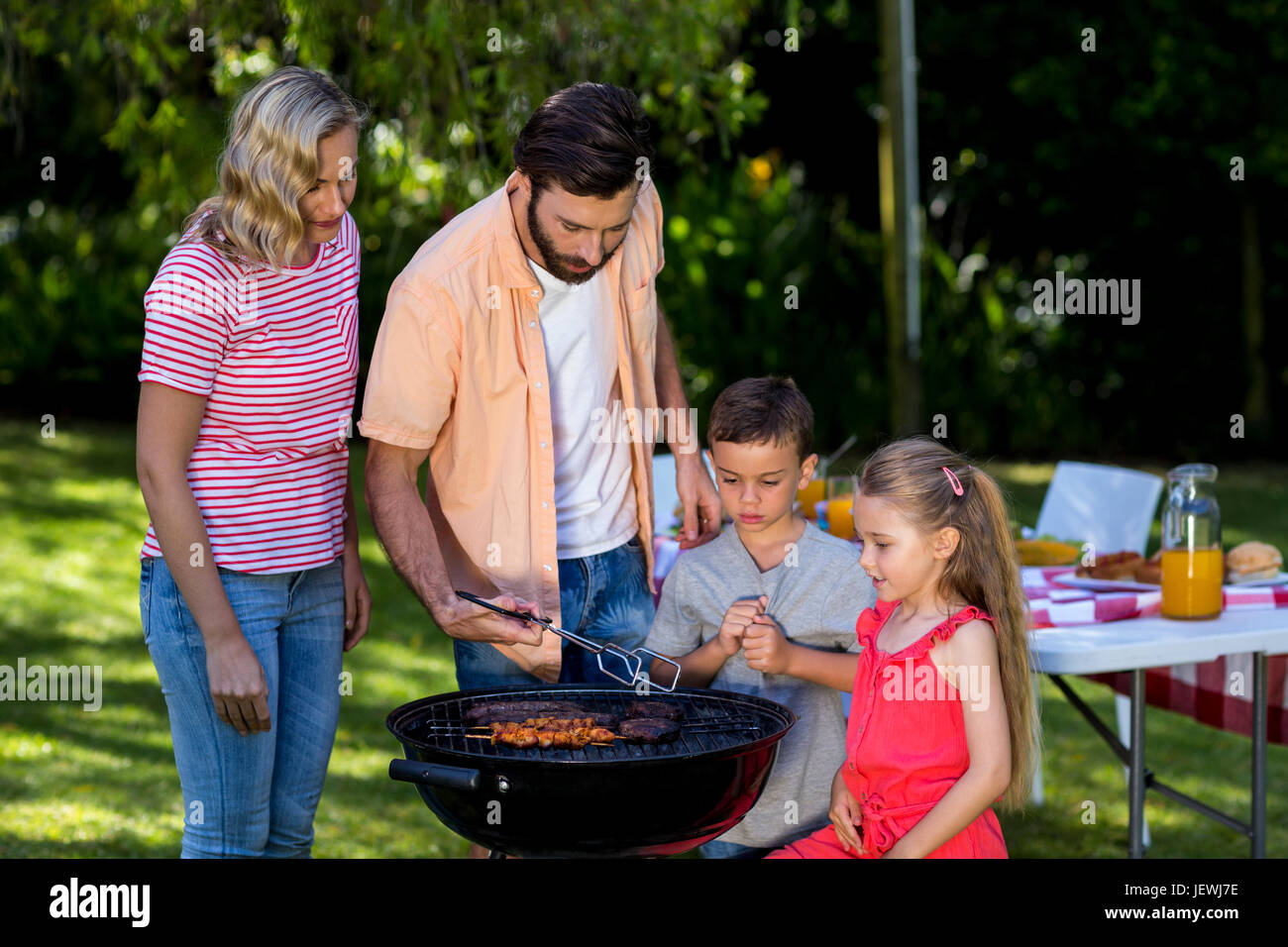 Grilling family hi-res stock photography and images - Alamy