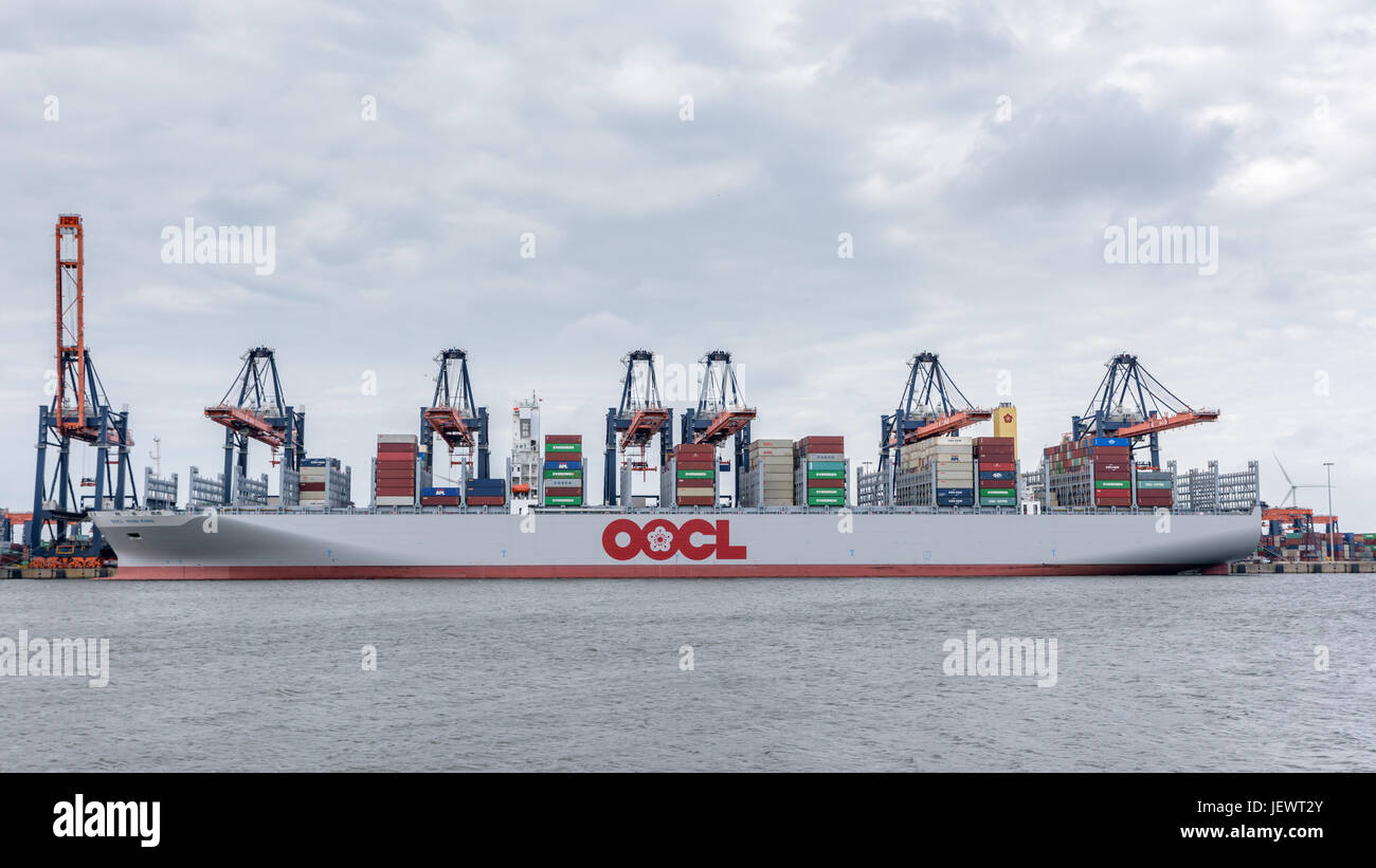 Oocl containers hi-res stock photography and images - Alamy