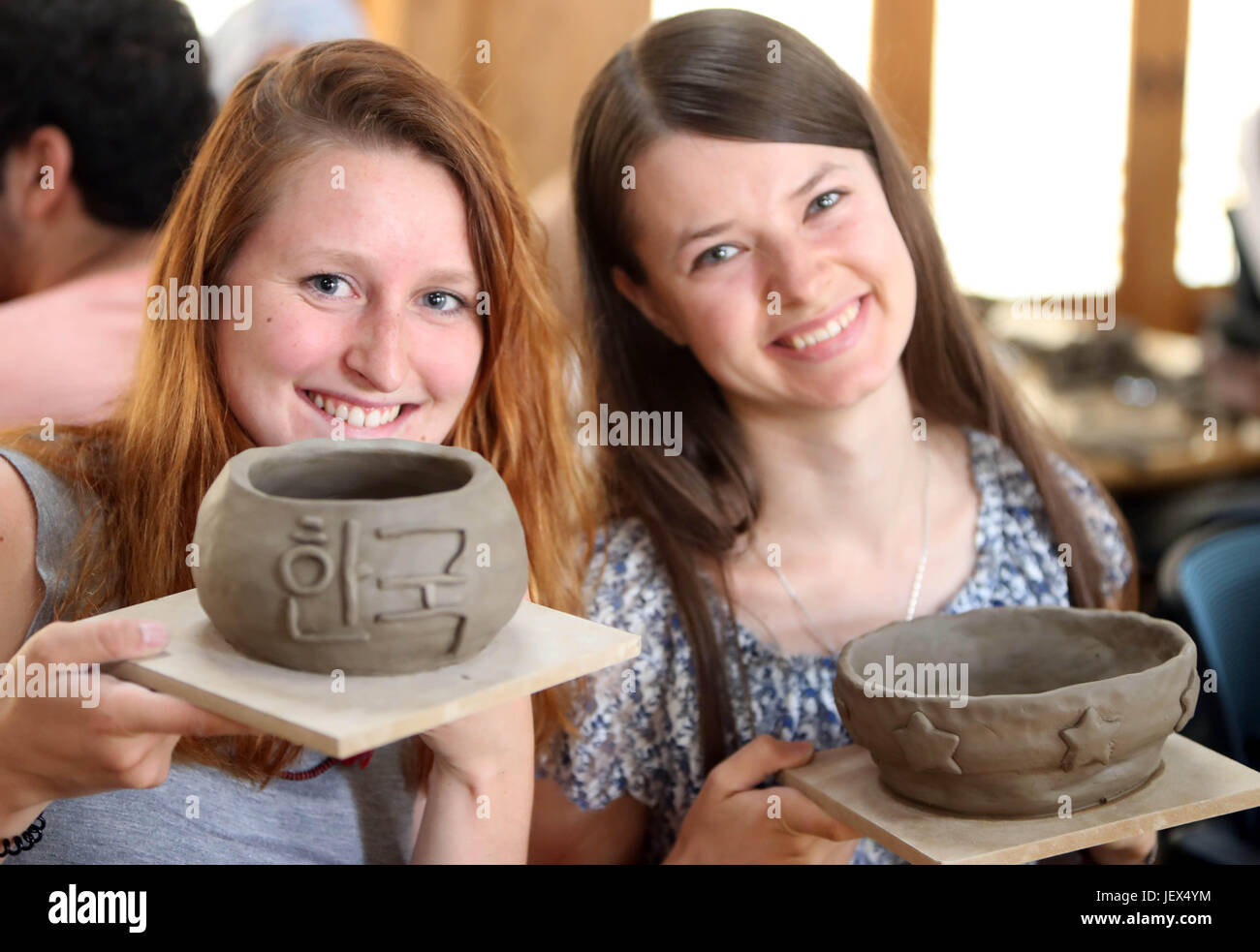 Foreign students' pottery-making Foreign students, who are ...
