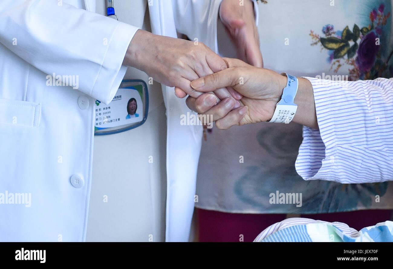 (170628) -- SHENZHEN, June 28, 2017 (Xinhua) -- Lee Wing Mui Anne (L ...