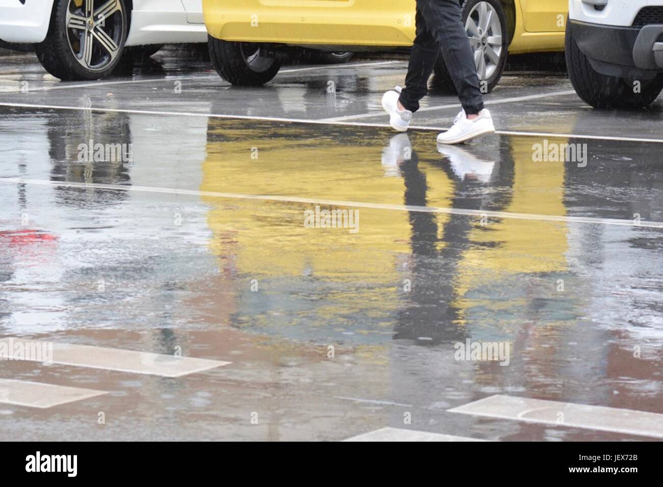 Sheffield, South Yorkshire, UK. 28th June, 2018. UK weather - heavy and ...