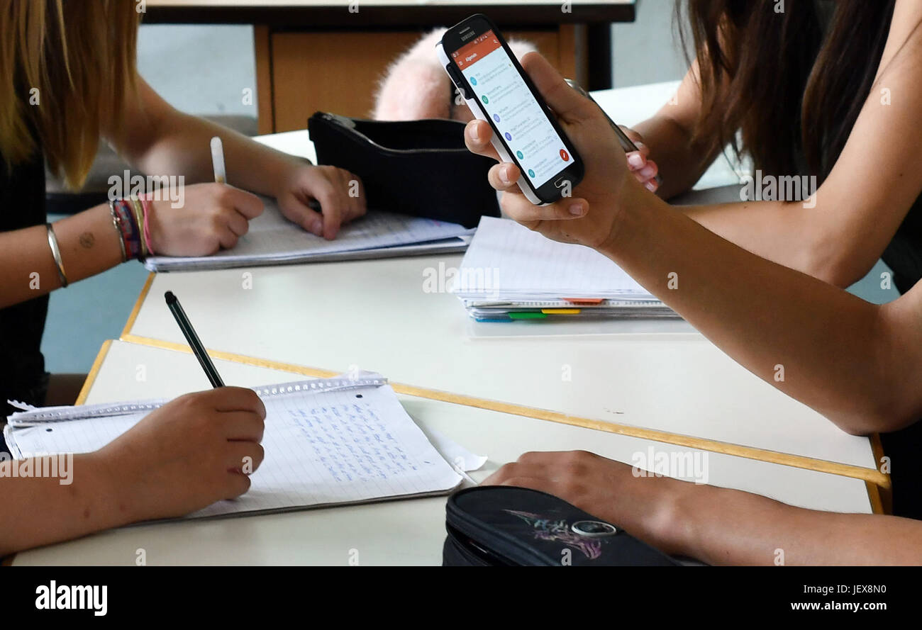 Mobile phone ban school hi-res stock photography and images - Alamy