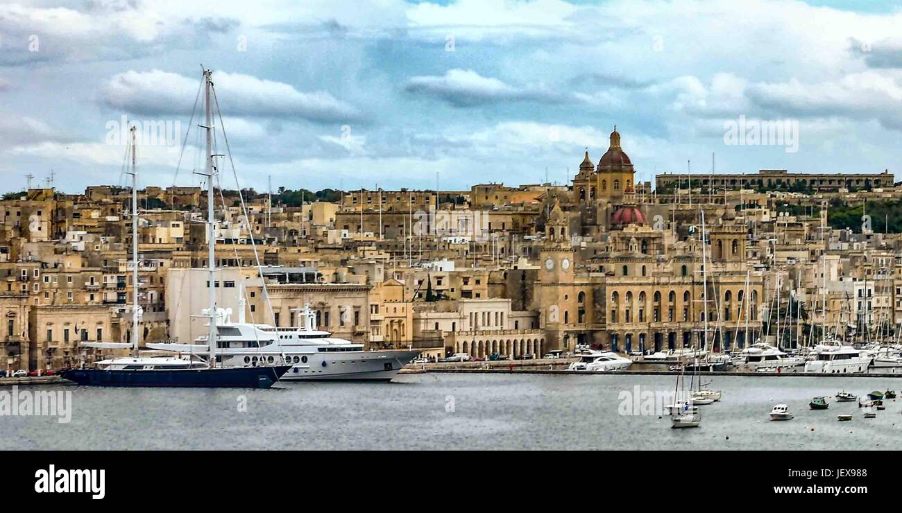 Valletta, Malta. 27th Sep, 2004. Luxury yachts and pleasure craft are ...
