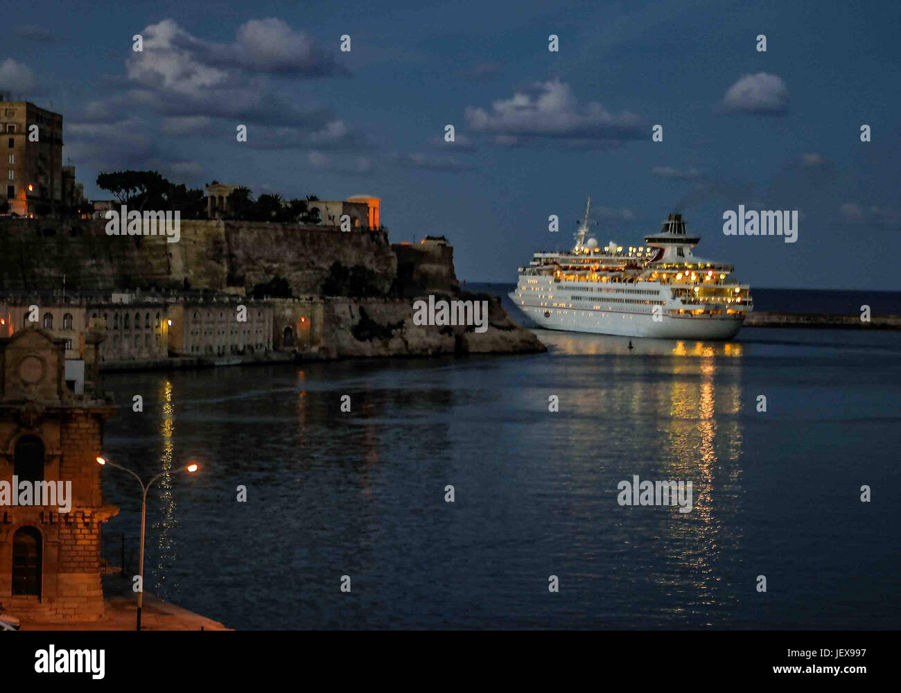 Cruise ship leaves grand harbour hi-res stock photography and images ...