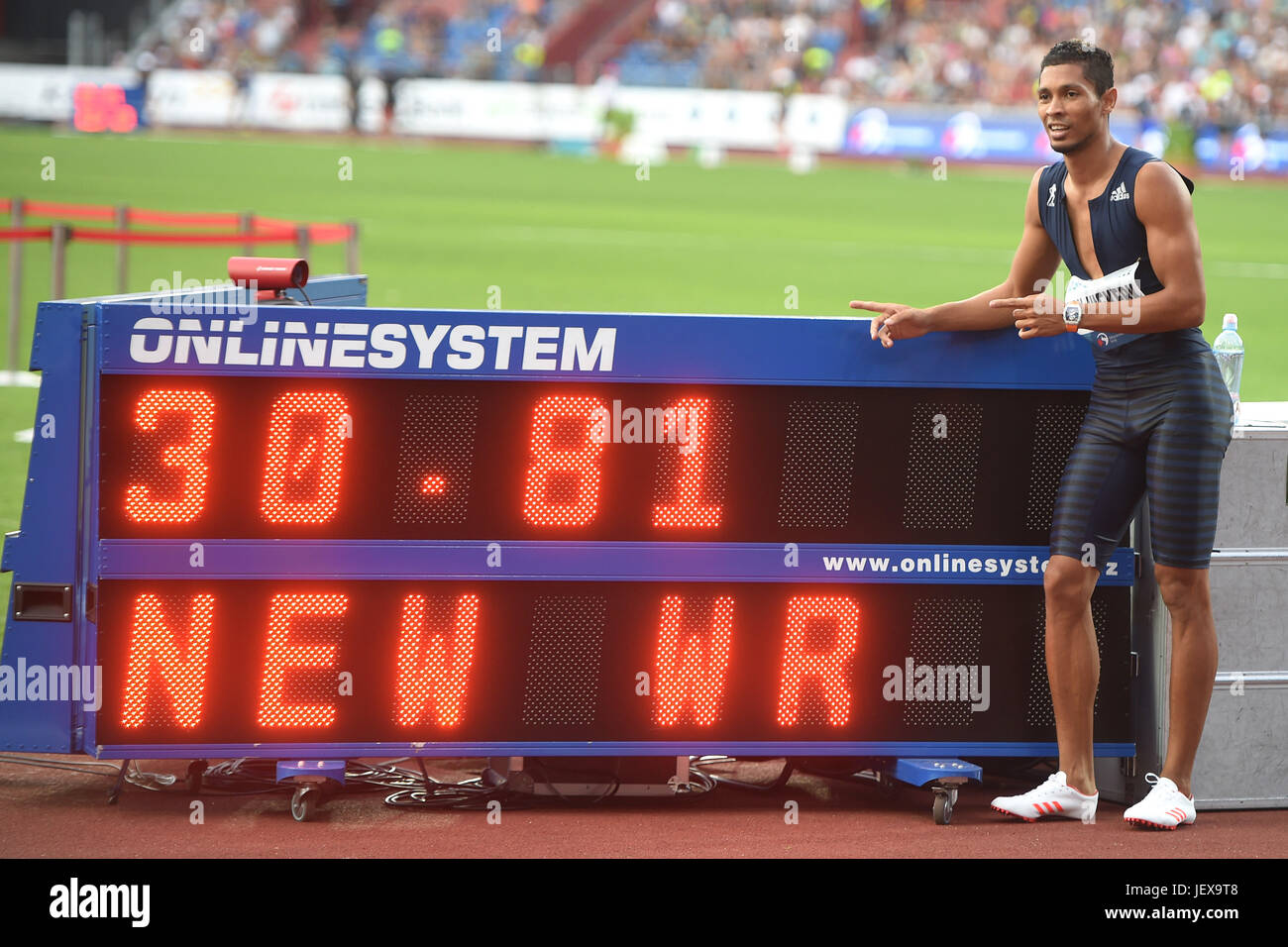 South African sprinter Wayde van Niekerk poses with his new world ...