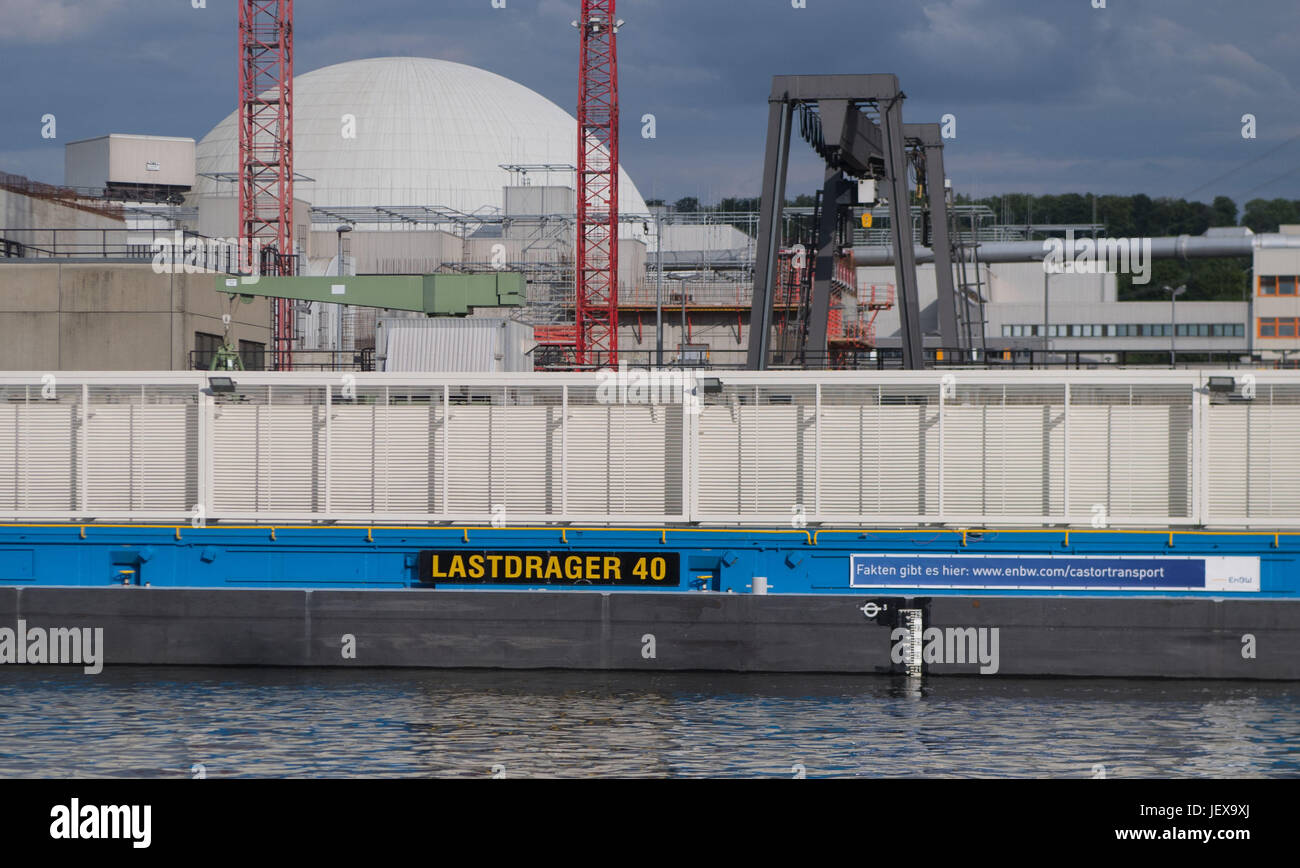 Neckarwestheim, Germany. 28th June, 2017. A barge loaded with ...