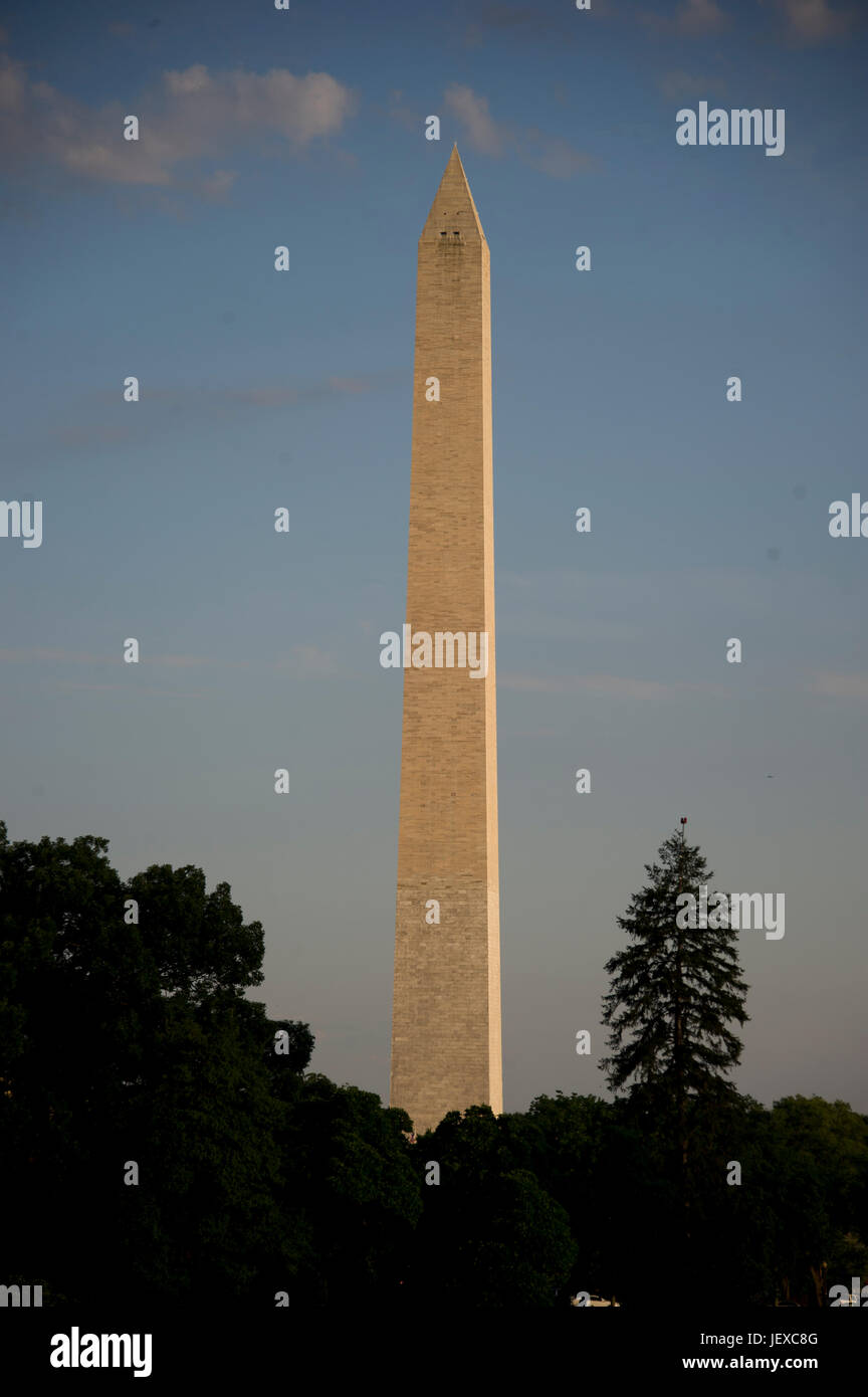Very high resolution photo of the Washington Monument in late summer ...