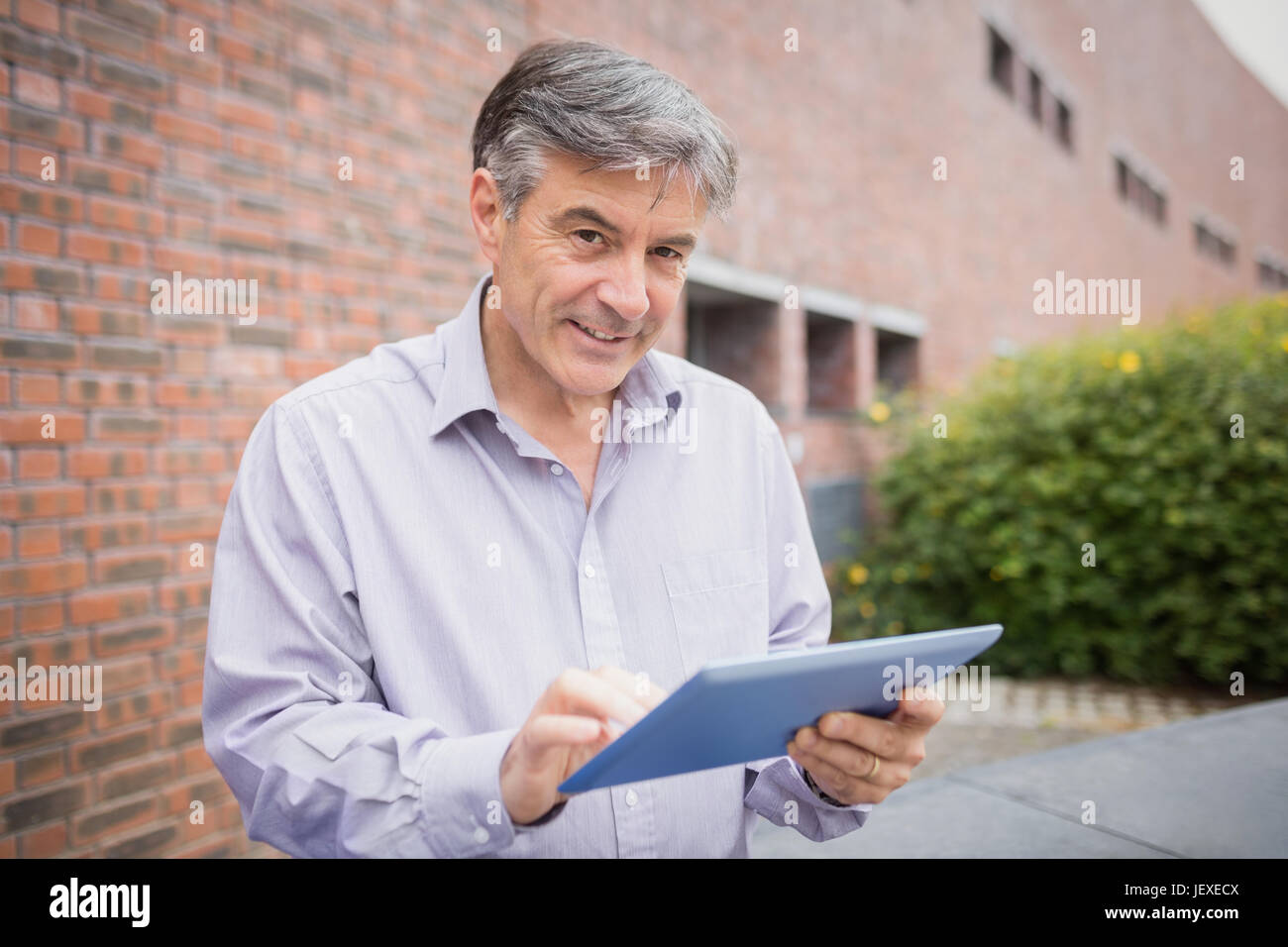 University professor tablet hi-res stock photography and images - Alamy