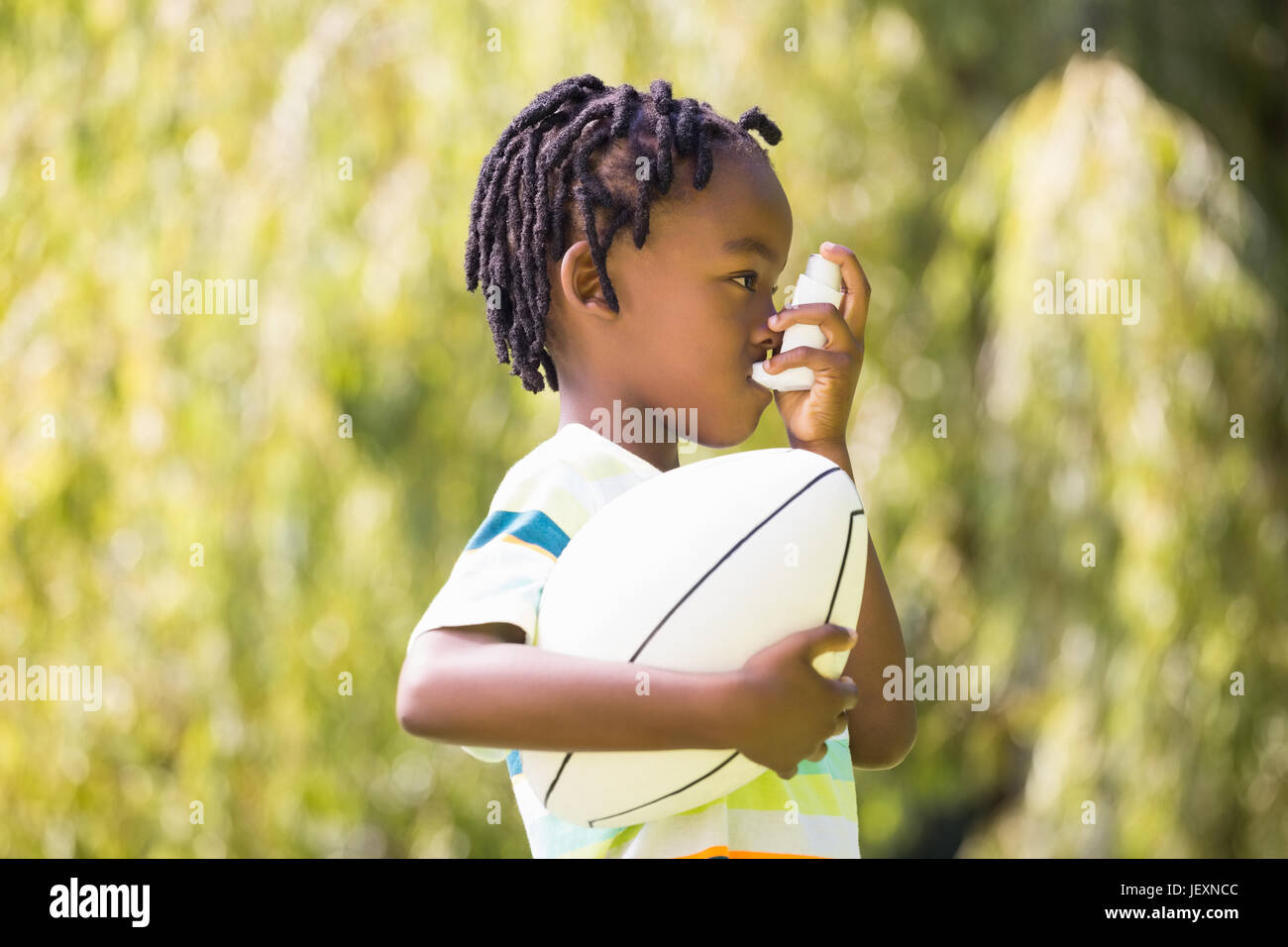 Child is using an asthma inhaler Stock Photo - Alamy