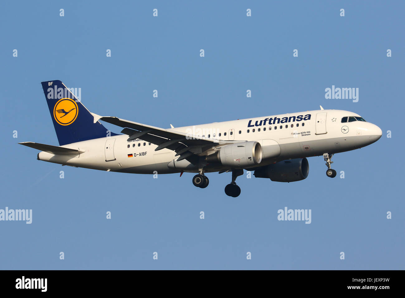 Lufthansa airbus a320 landing london heathrow airport hi-res stock ...