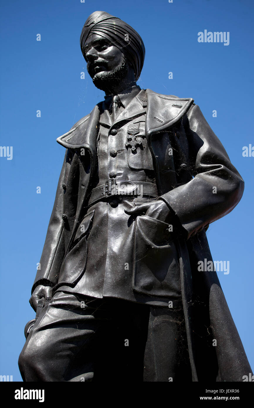 Statue of Mahinder Singh Pujji in St Andrew's Gardens, Gravesend ...