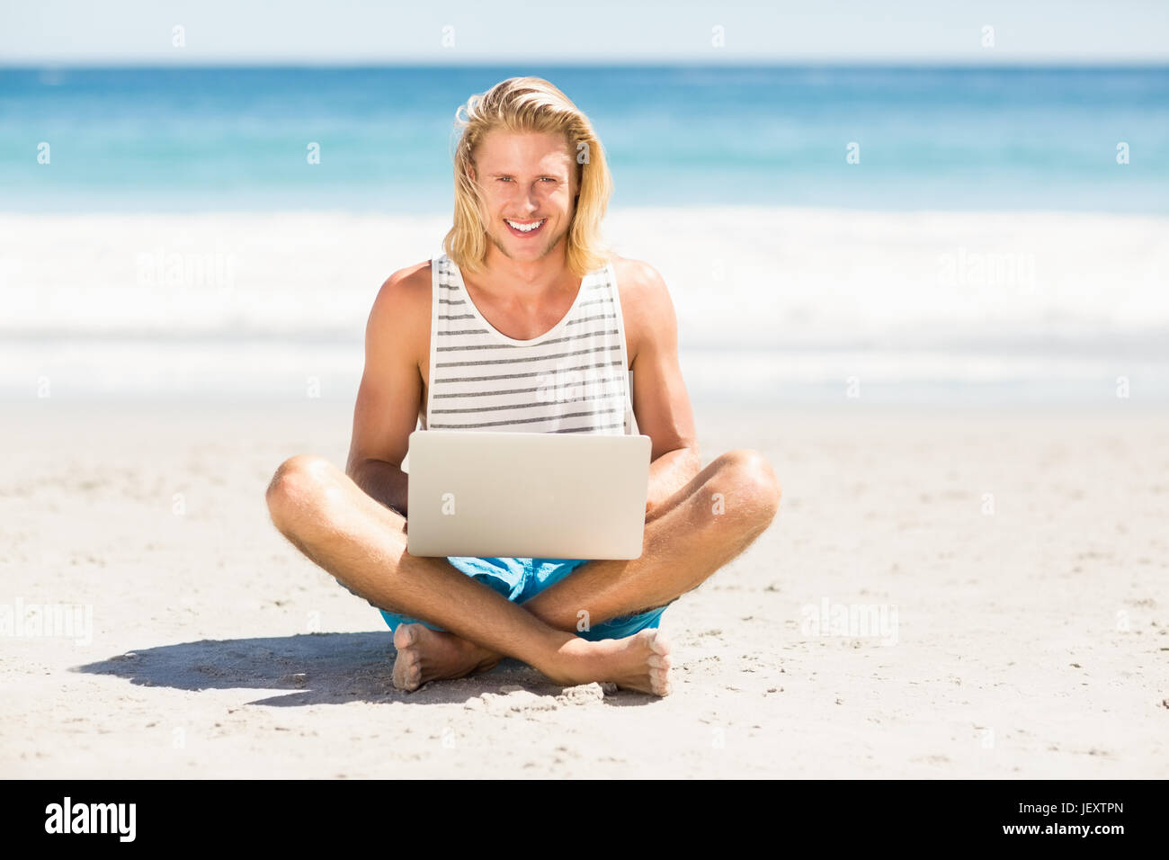 Laptop on beach hi-res stock photography and images - Alamy