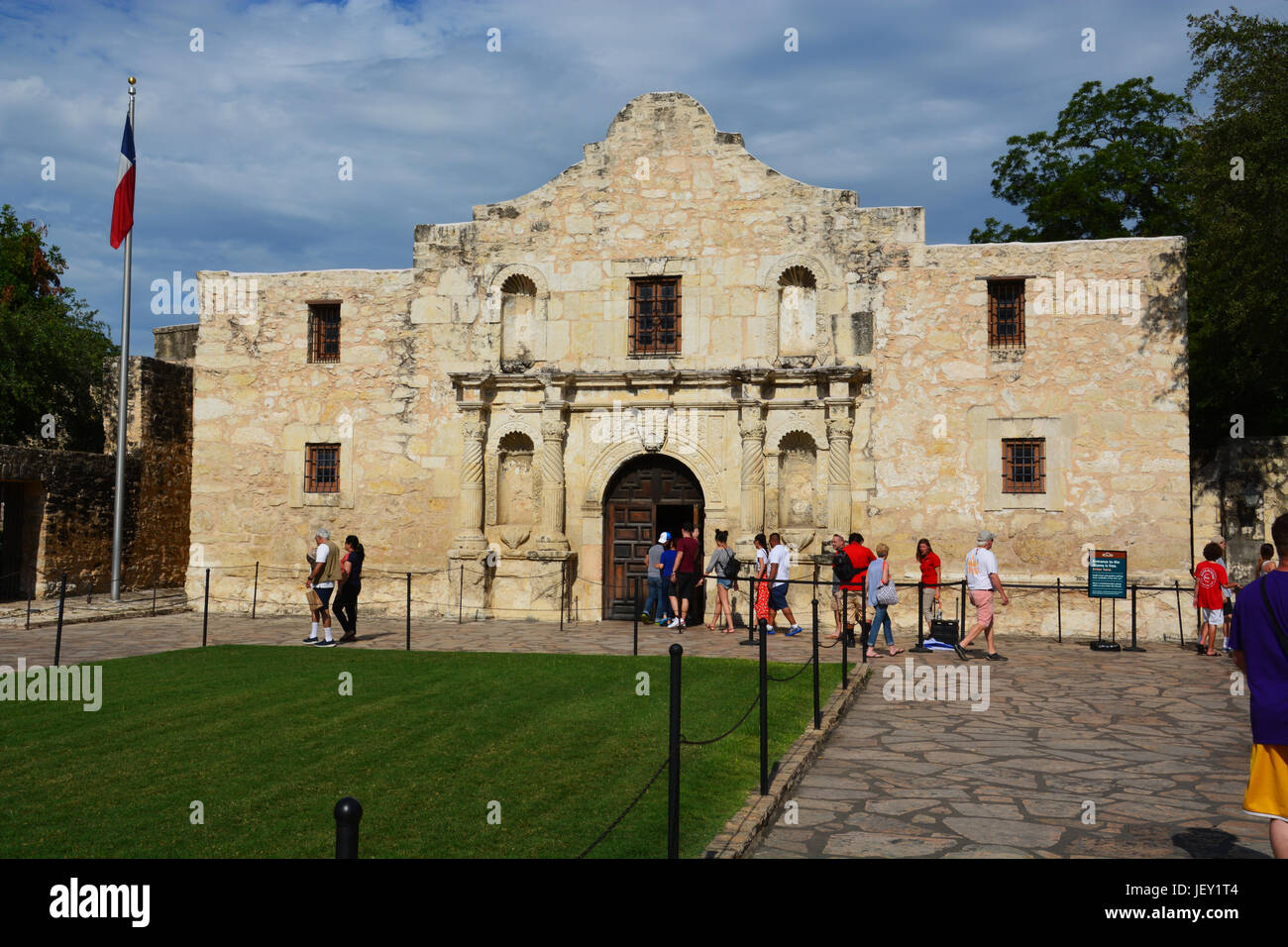 Alamo monument visitors hi-res stock photography and images - Alamy