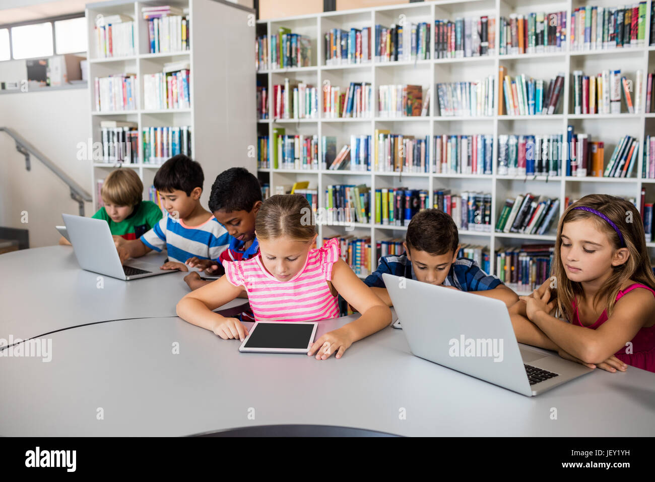 Pupils using technology hi-res stock photography and images - Alamy