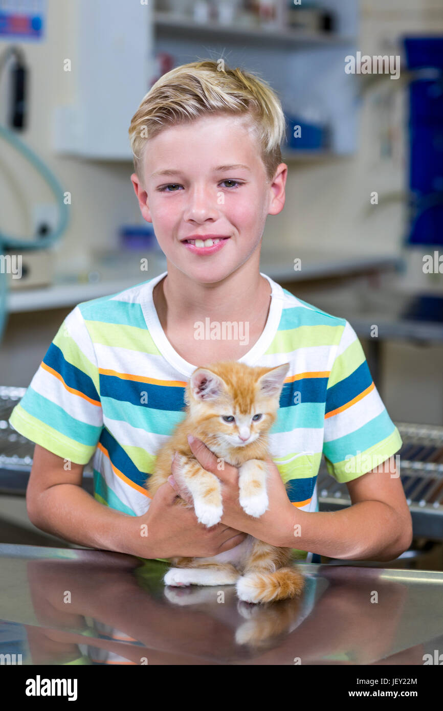Portrait of little boy bringing a kitten Stock Photo - Alamy