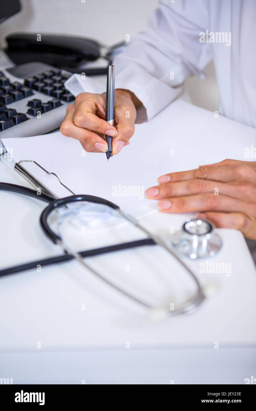Woman vet taking notes hi-res stock photography and images - Alamy