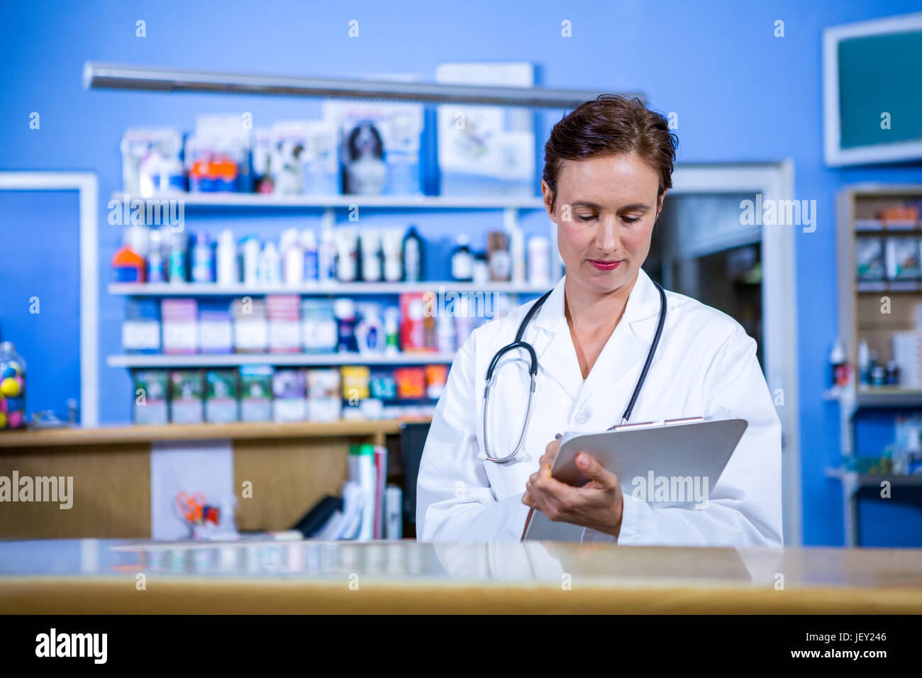 A woman vet taking notes Stock Photo - Alamy