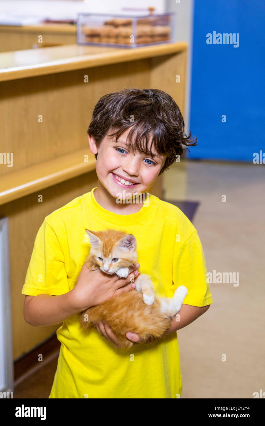 Portrait of little boy bringing a kitten Stock Photo - Alamy