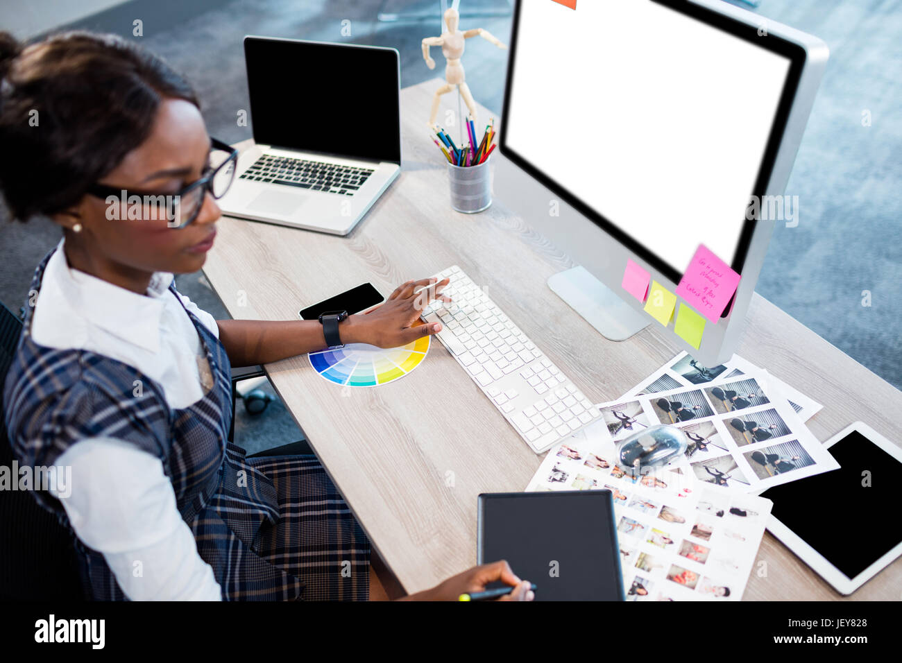 Businesswoman using electronic tab hi-res stock photography and images ...