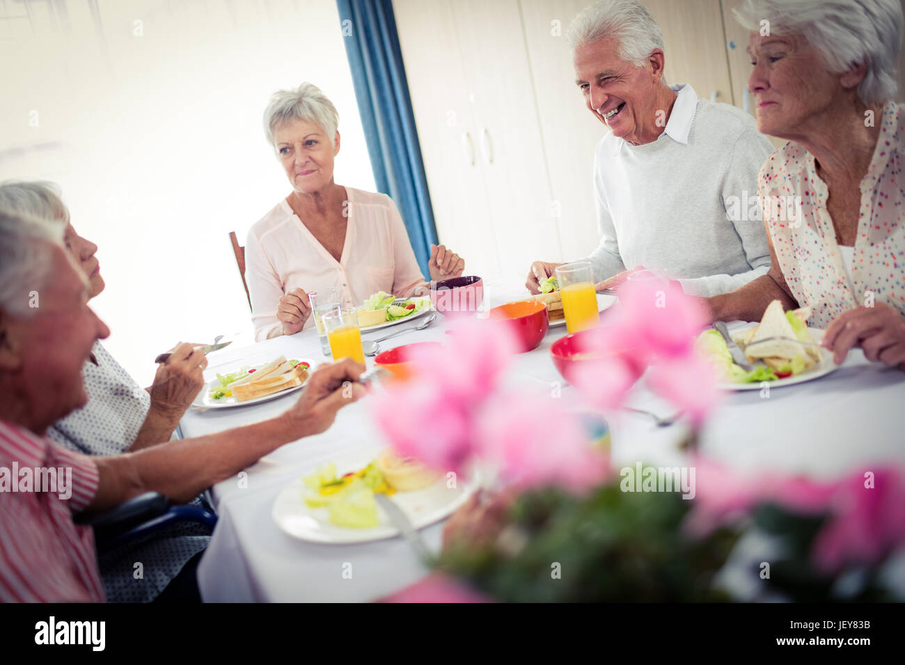 Group of seniors at lunch hi-res stock photography and images - Alamy