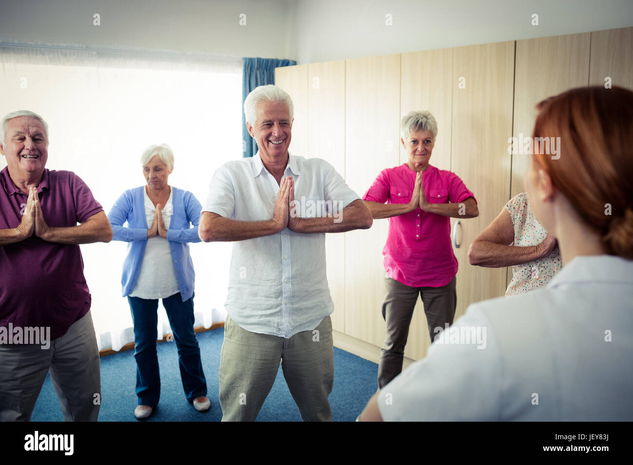 Group exercises older people hi-res stock photography and images - Alamy