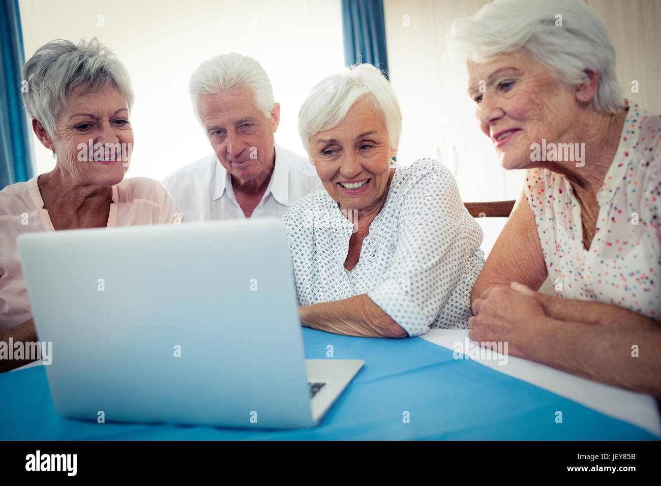 Senioren computer hi-res stock photography and images - Alamy