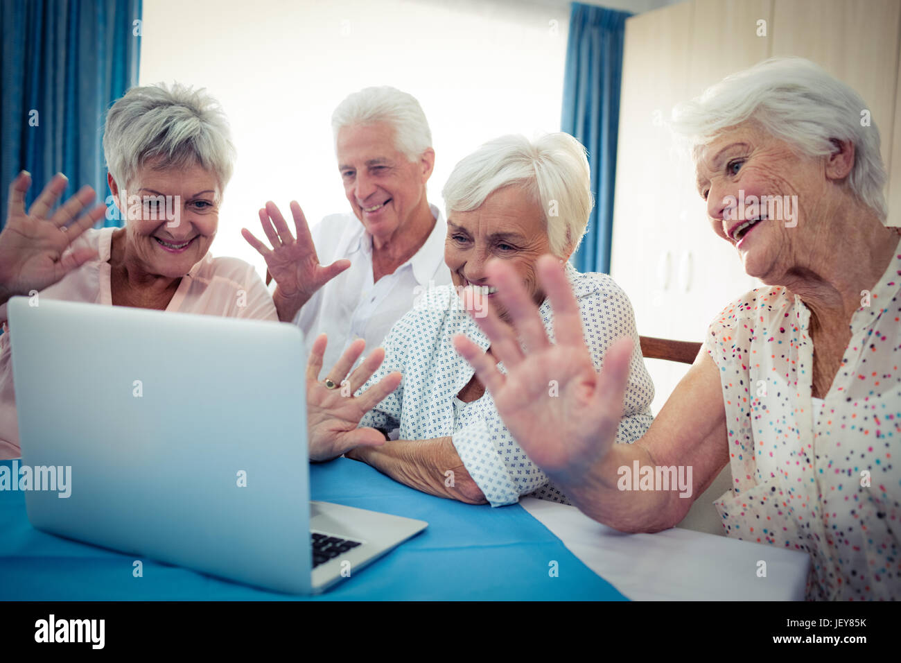 Senioren computer hi-res stock photography and images - Alamy