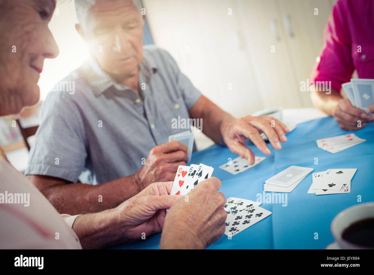 Seniors playing cards hi-res stock photography and images - Alamy