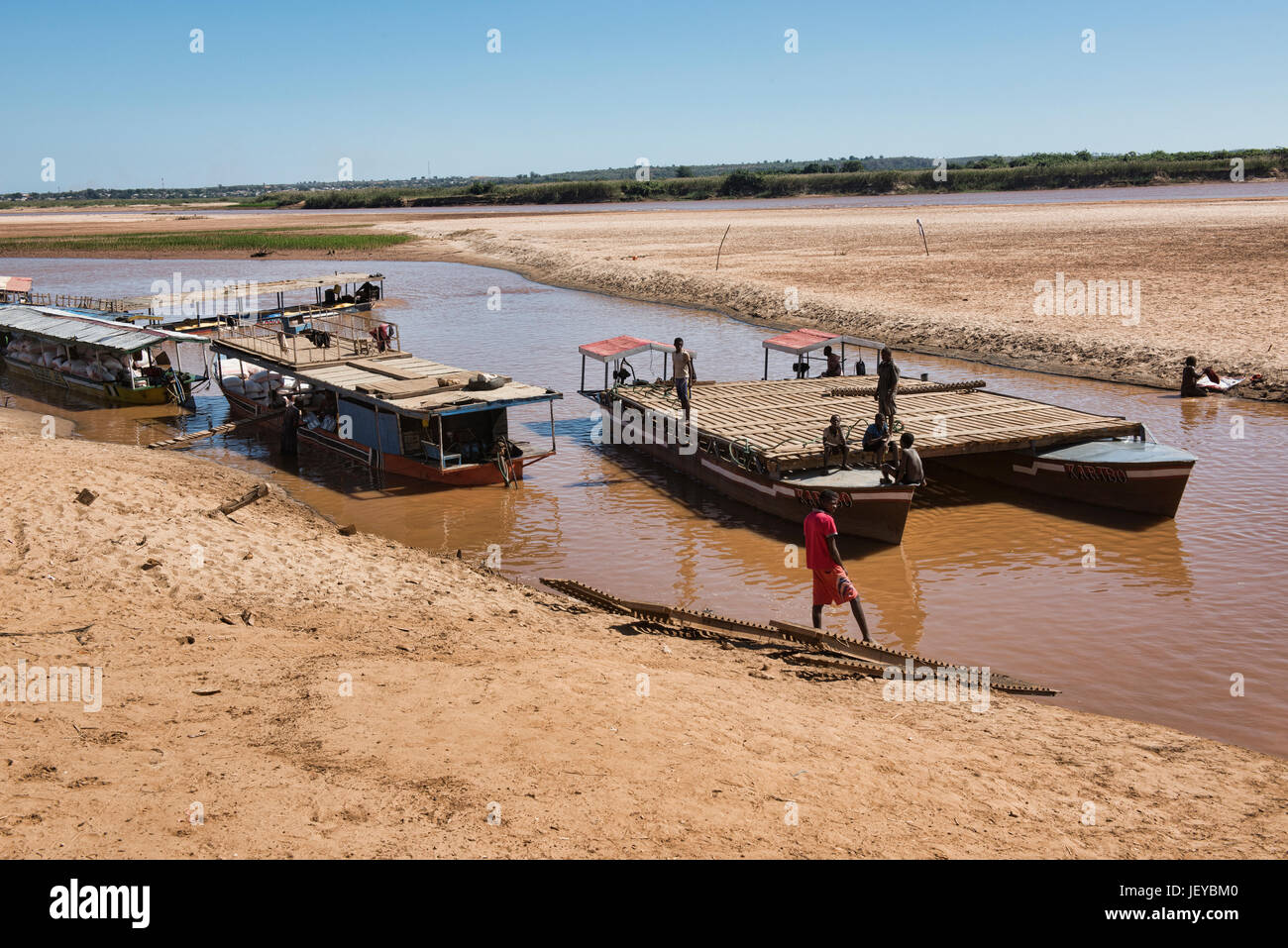Pirogue ferry crossing for cars at the Tsiribihina River, Belo ...