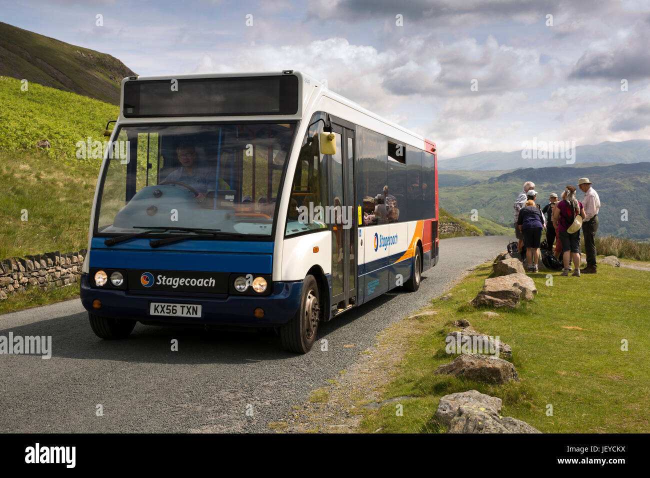 Bus stop countryside uk hi-res stock photography and images - Alamy