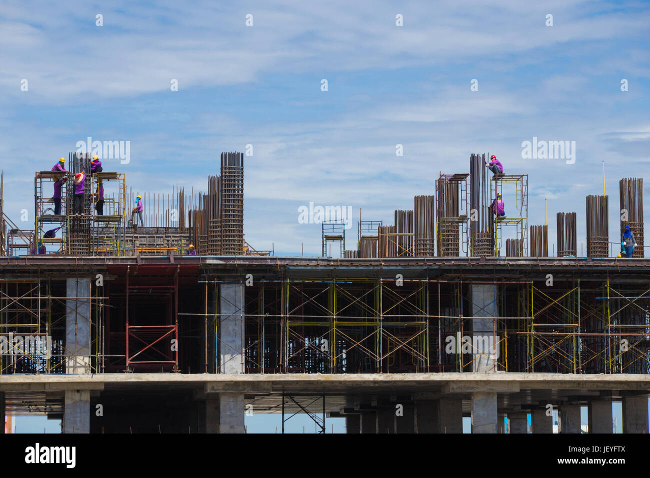 Working on high buildings hi-res stock photography and images - Alamy