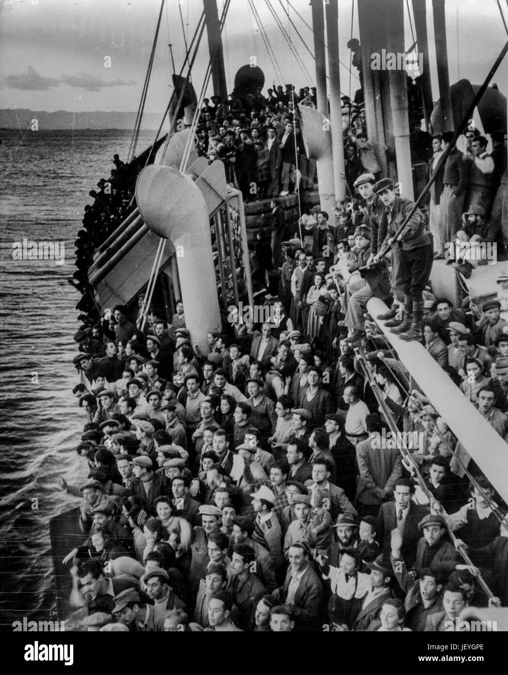 Jewish immigrants israel hi-res stock photography and images - Alamy