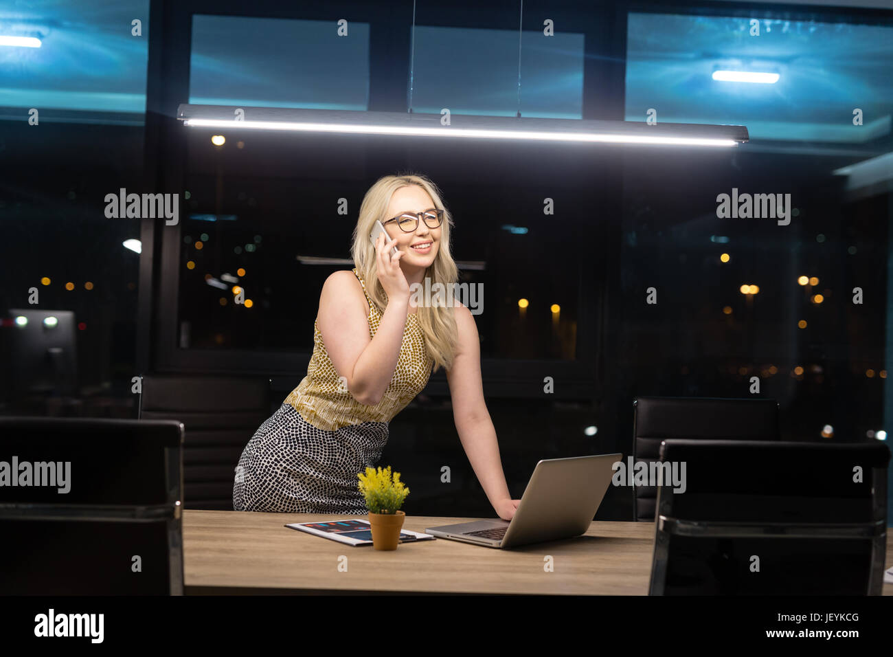 Office buidling and night hi-res stock photography and images - Alamy