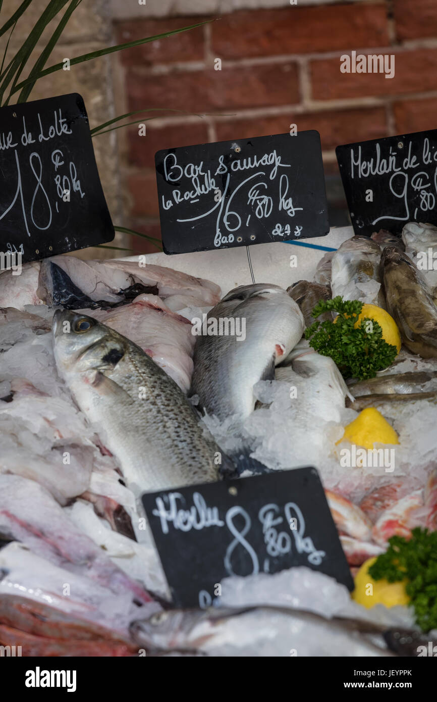 Fresh Wet Fish on Market Stall Stock Photo - Alamy