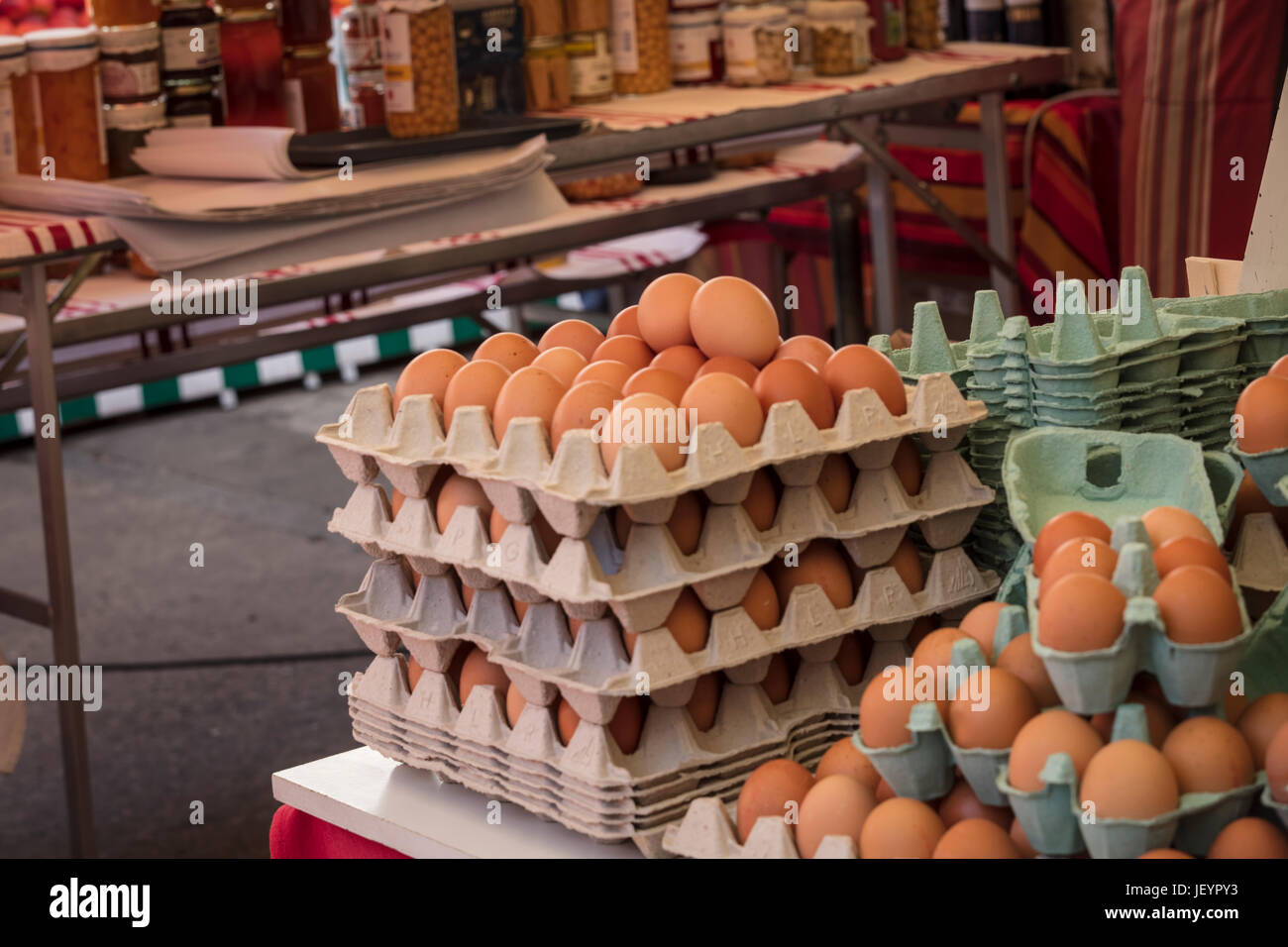 Egg boxes hi-res stock photography and images - Alamy