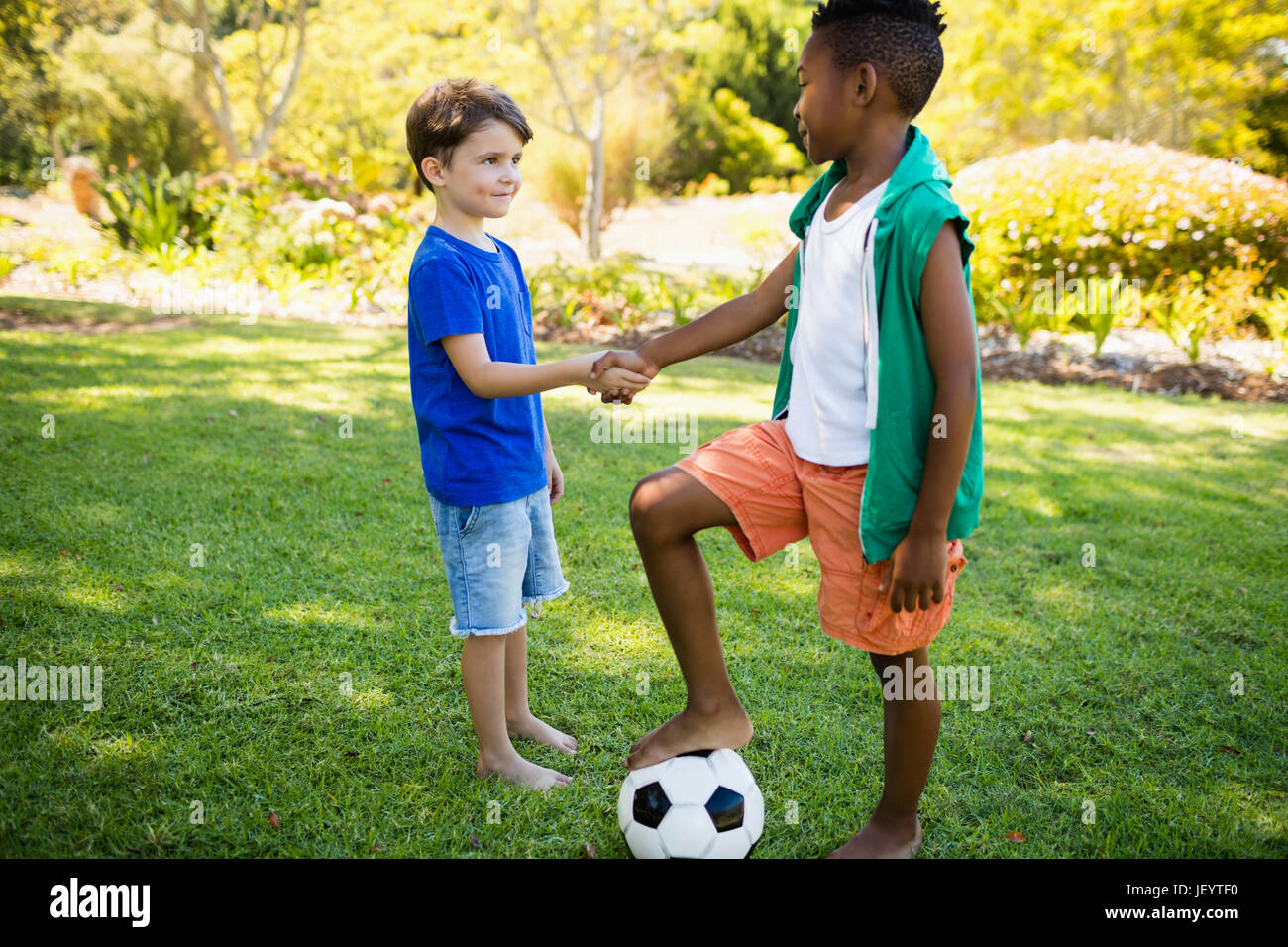 Football handshake hi-res stock photography and images - Alamy