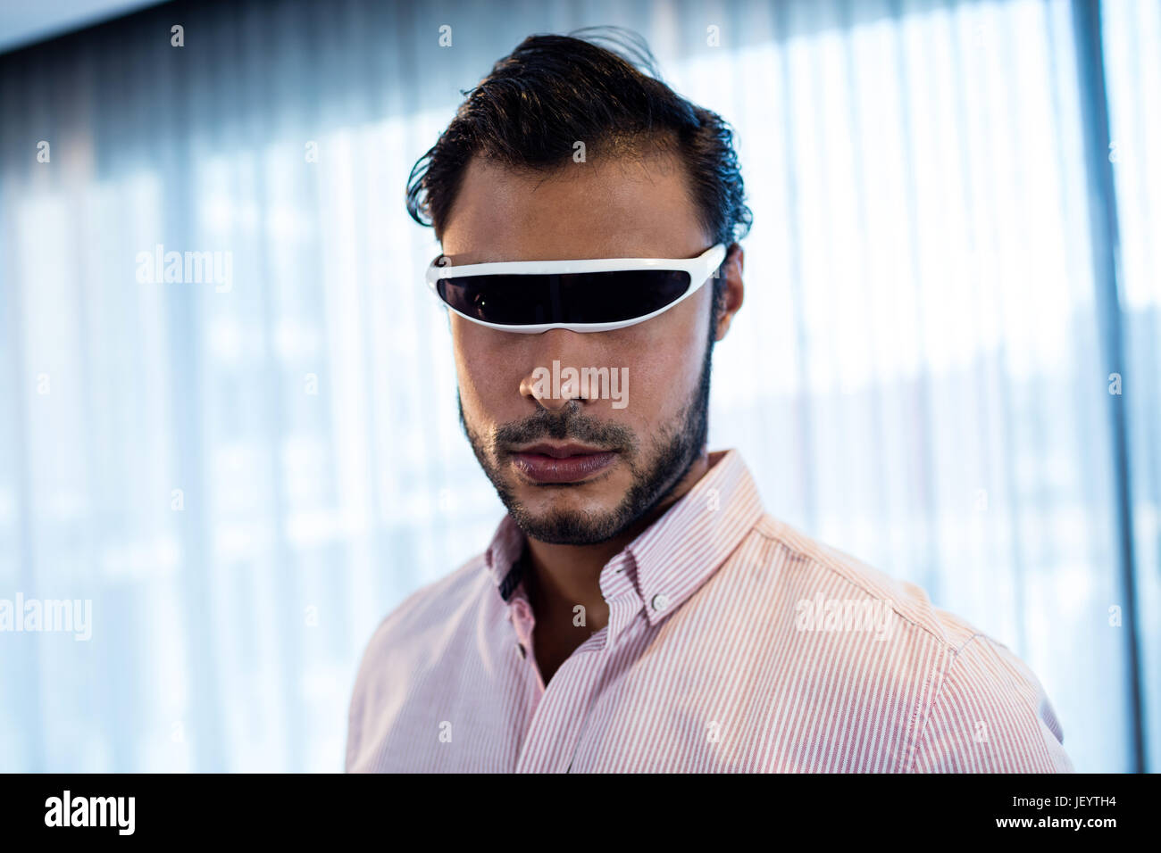 Businessman using an oculus Stock Photo - Alamy