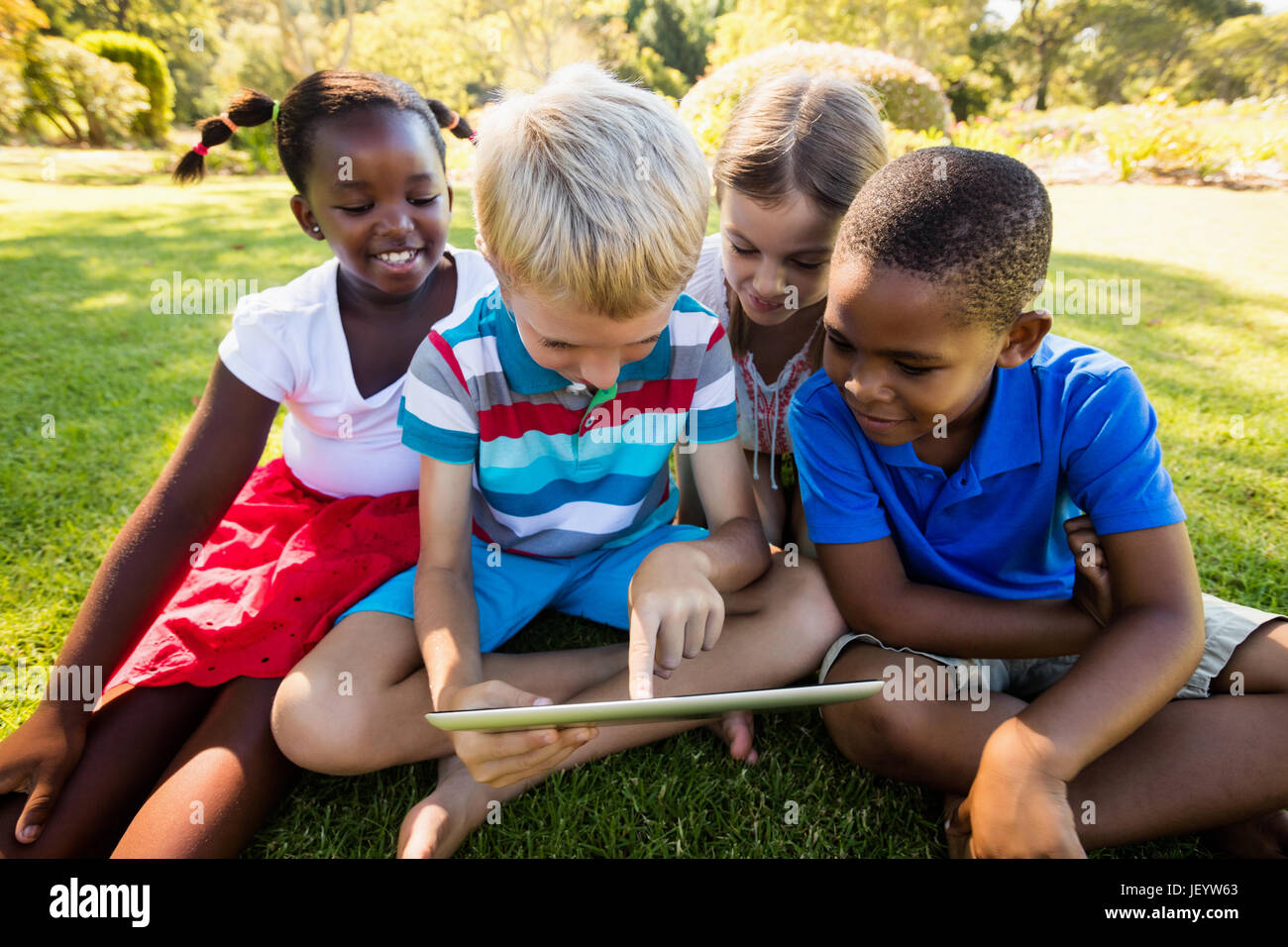 Kids using tech hi-res stock photography and images - Alamy