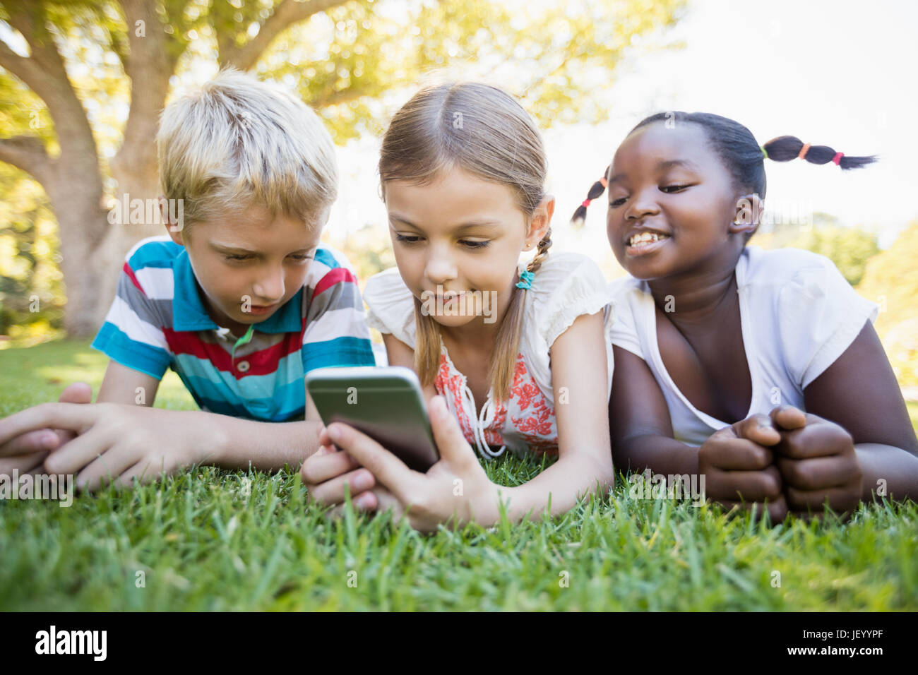 Kids using technology hi-res stock photography and images - Alamy