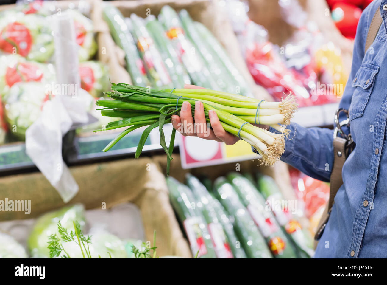Hand holding leeks Stock Photo - Alamy