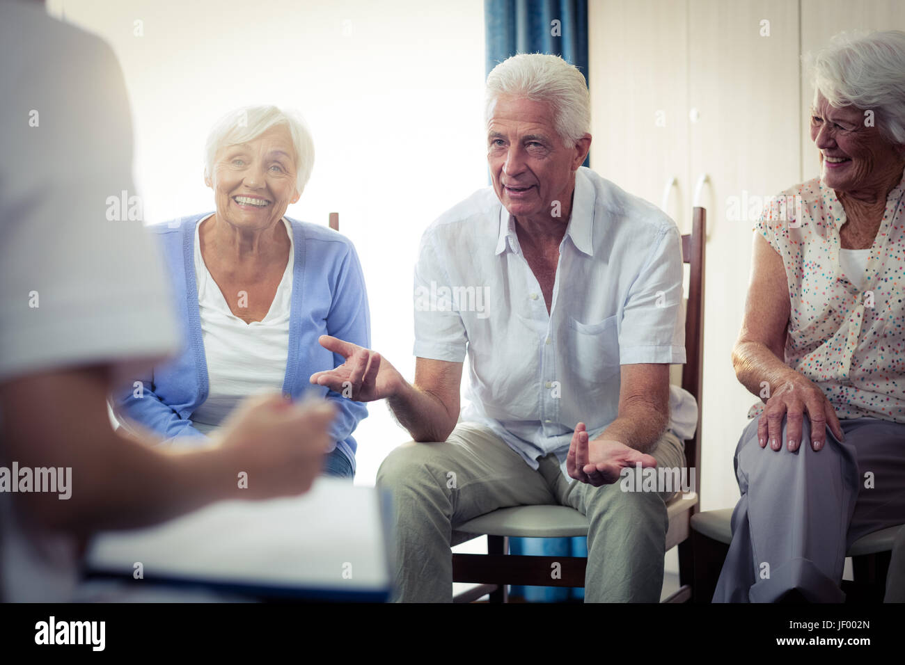 Speaking with seniors hi-res stock photography and images - Alamy