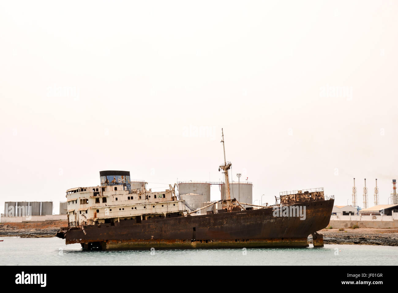 Abandoned metal rusty ship hi-res stock photography and images - Alamy