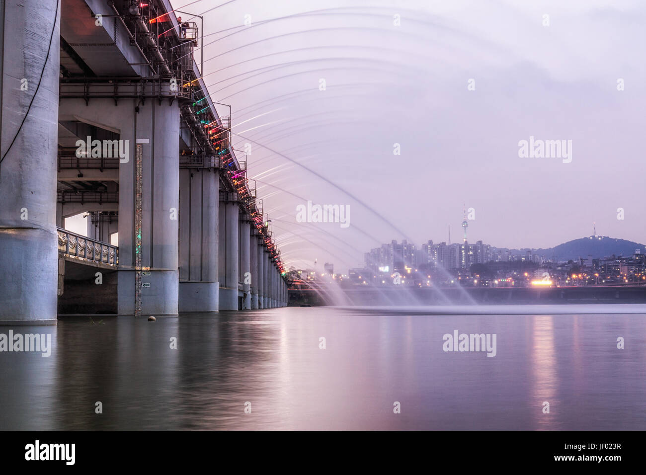 banpo rainbow bridge fountain Stock Photo - Alamy