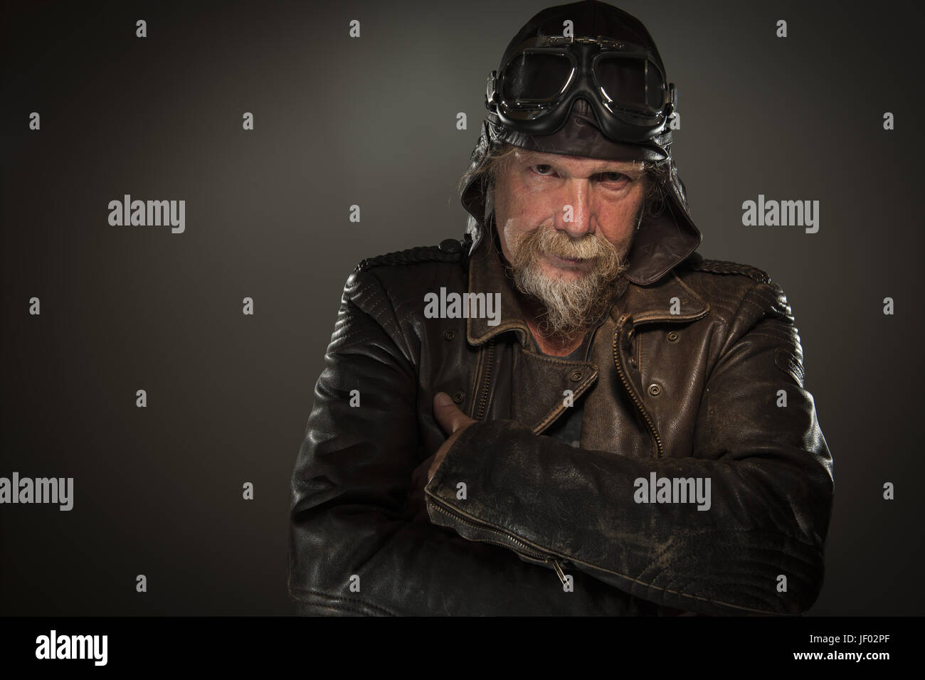 Looking grim hi-res stock photography and images - Alamy
