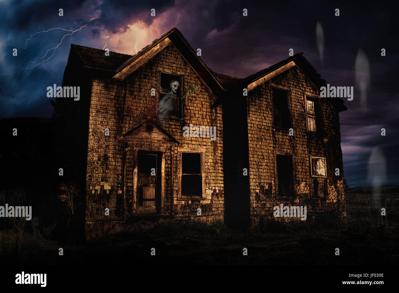 Haunted house at night hi-res stock photography and images - Alamy
