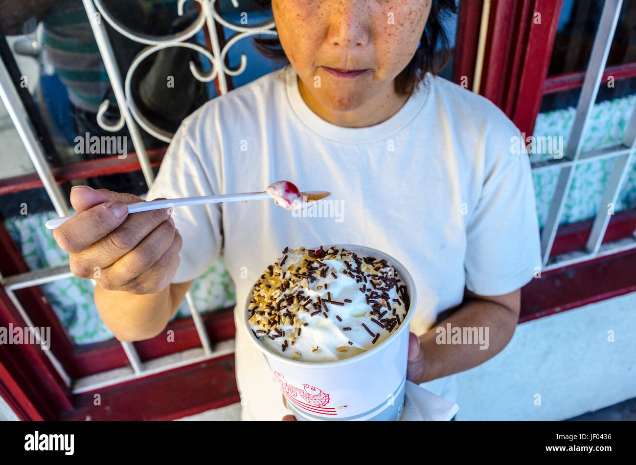Huge ice cream sundae hi-res stock photography and images - Alamy