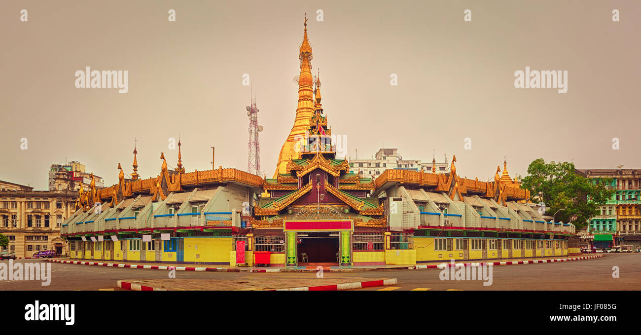 Sule Pagoda in Yangon. Panorama Stock Photo - Alamy