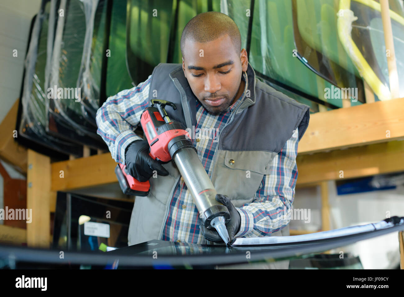 man fixing broken car windshield in accident Stock Photo - Alamy