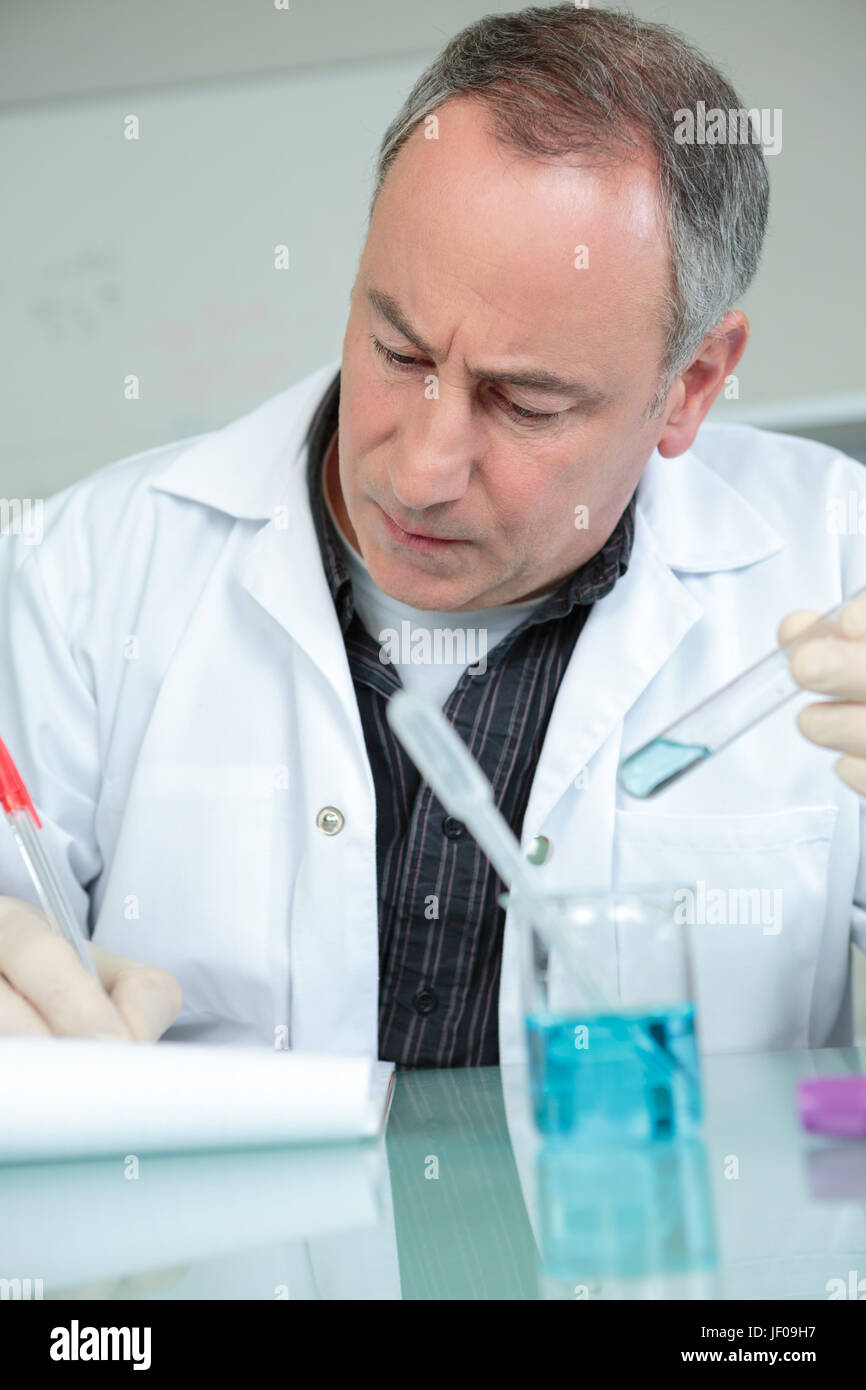 Lab worker with a pipette hi-res stock photography and images - Alamy